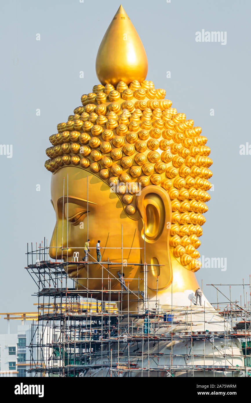 Gigantic Buddha statue under construction at Wat Paknam Pasee Charoen ...