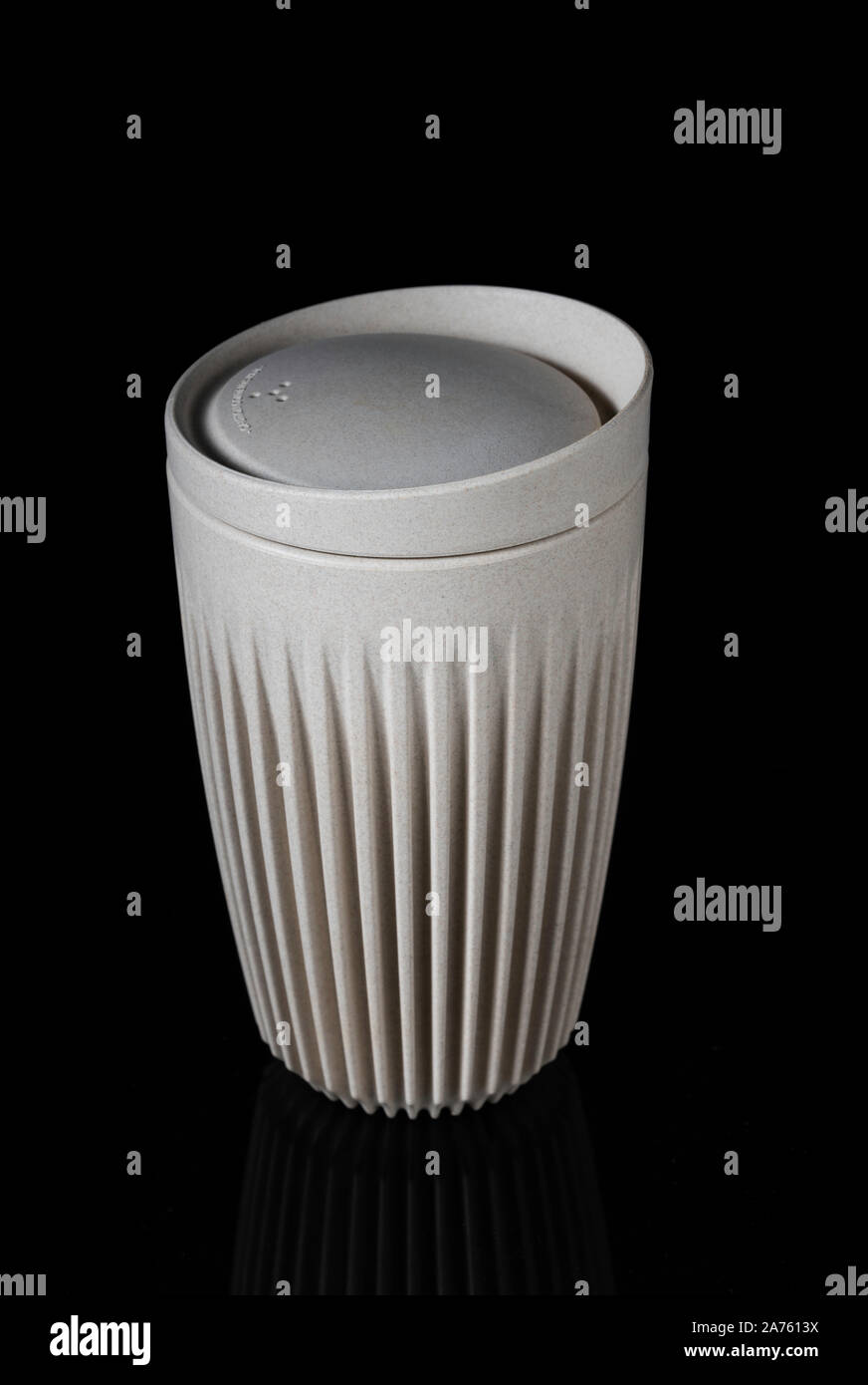 Reusable Huskee coffee cup manufactured with recycled coffee husks ...