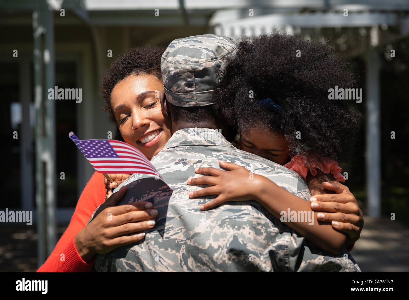 Us army soldier home family flag hi-res stock photography and images ...