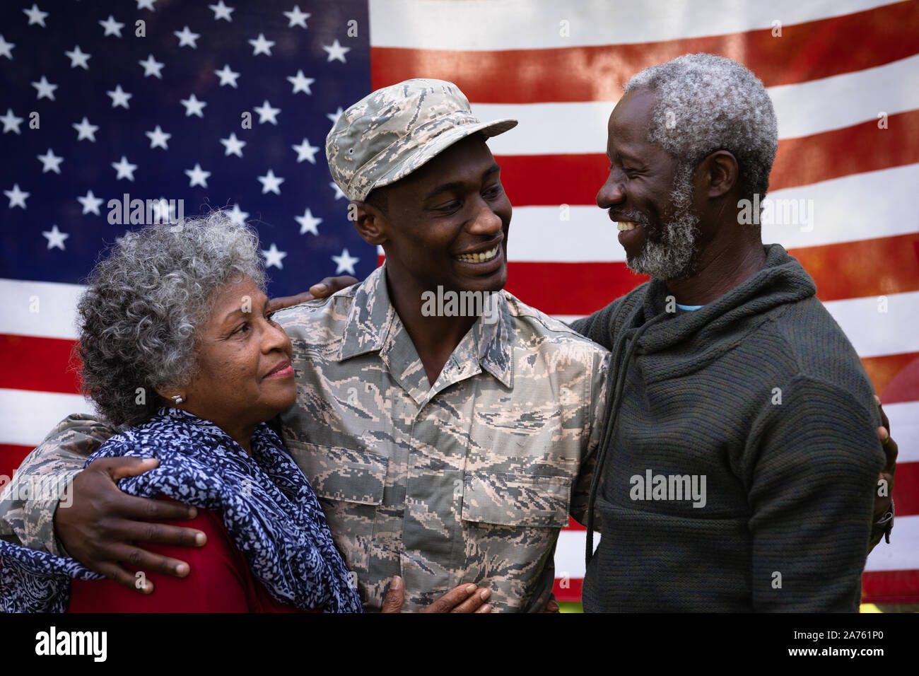 Us army soldier home family flag hi-res stock photography and images ...