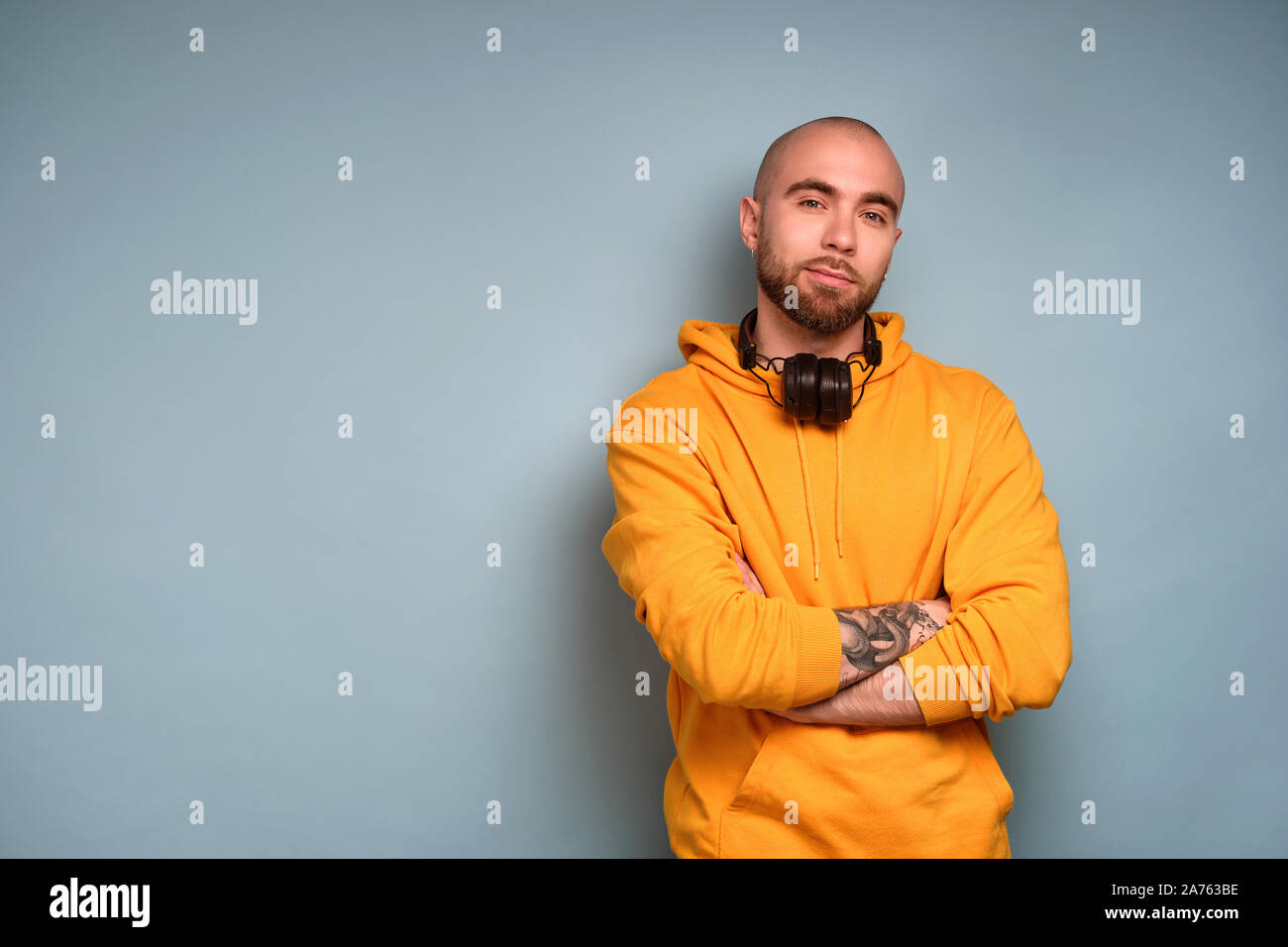 Head thrown back hi-res stock photography and images - Alamy