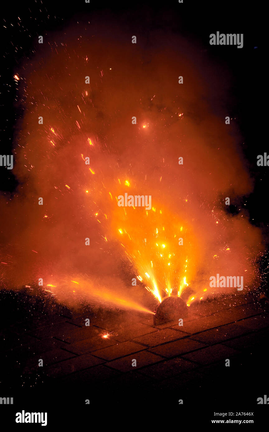 Flower pot cracker hi-res stock photography and images - Alamy