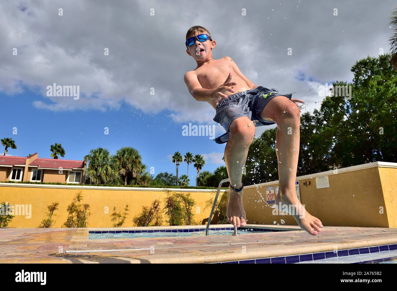 Kids jumping into water hi-res stock photography and images - Alamy