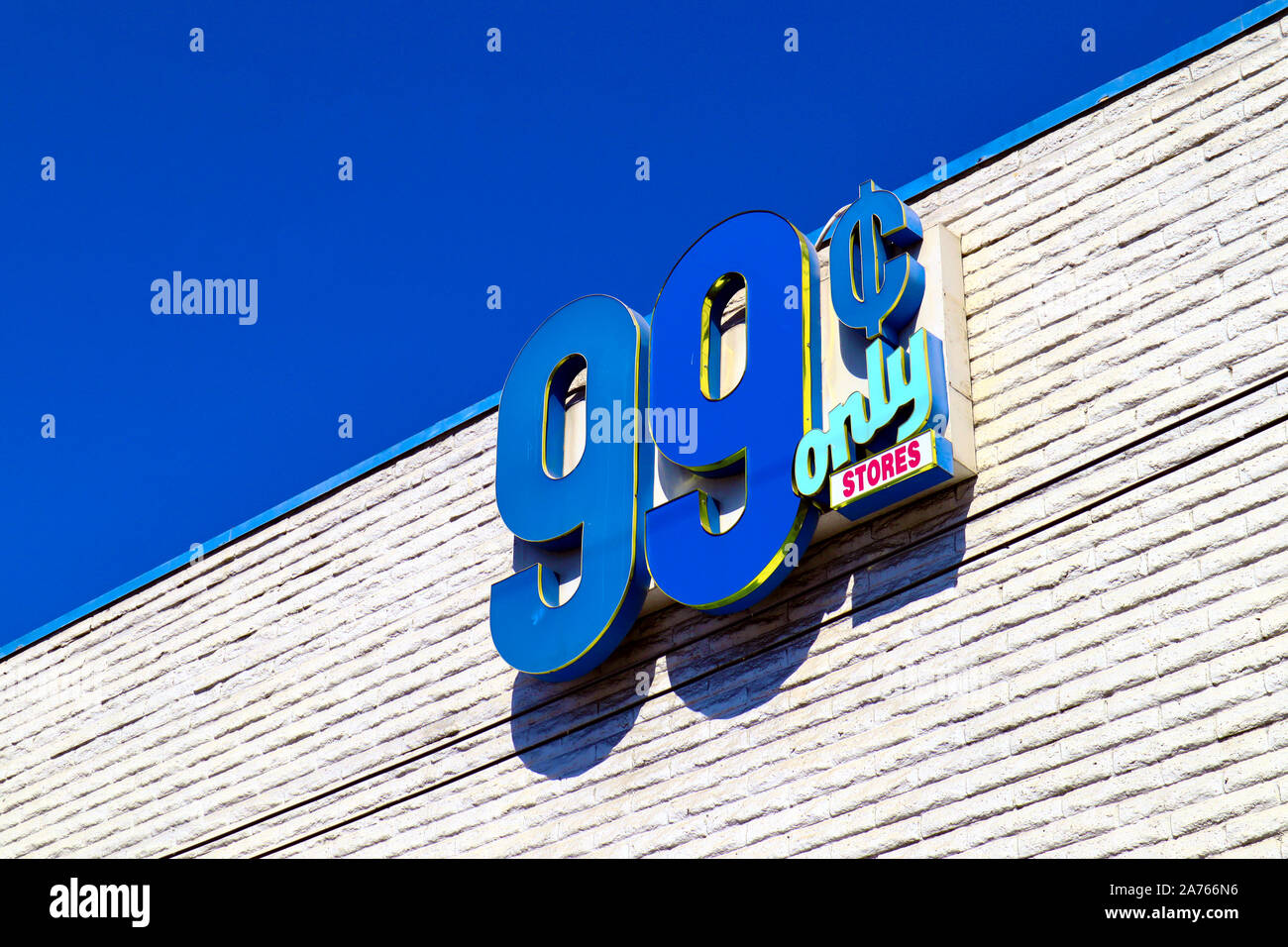 Gold Chain Dollar Sign High Resolution Stock Photography and Images - Alamy