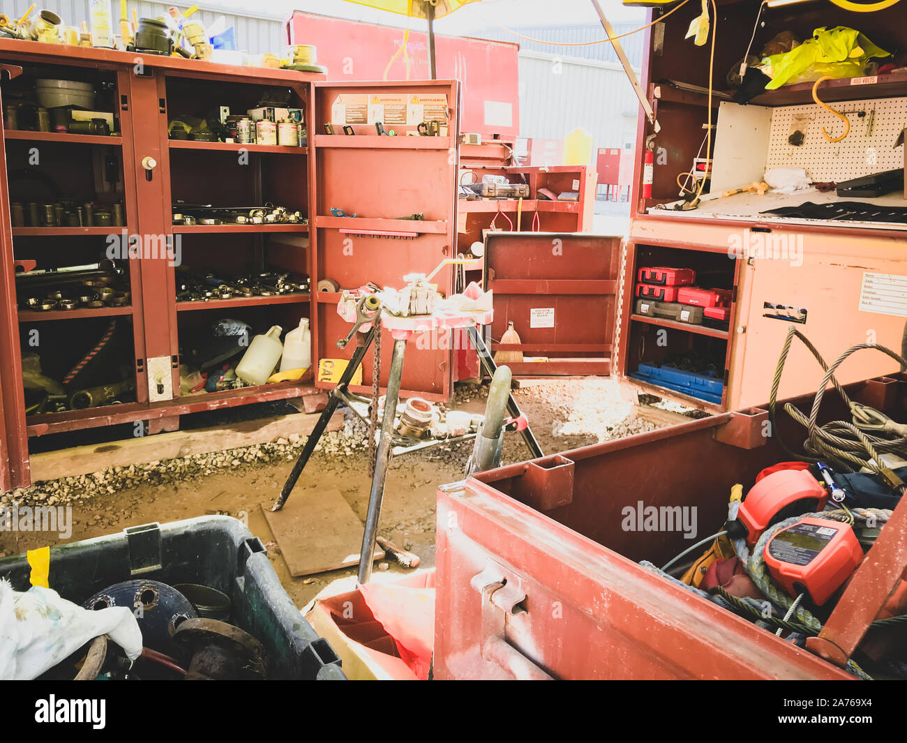 Temporary workshop for maintenance in the industry area Stock Photo - Alamy