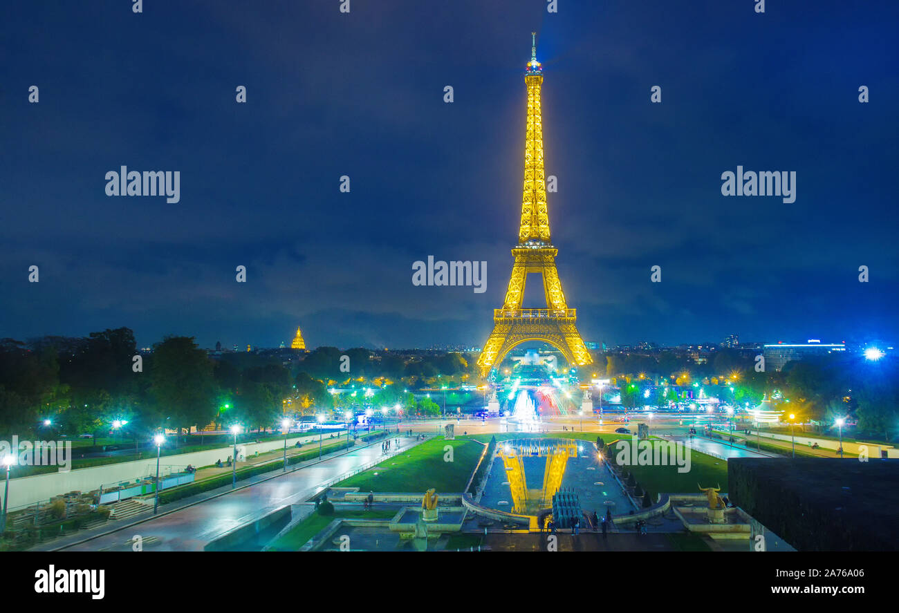 Eiffel tower at blue hour hi-res stock photography and images - Alamy