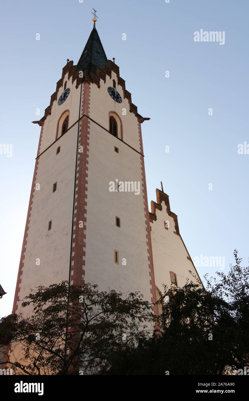 Blick auf die Kirche in der Altstadt von Engen in Süddeutschland Stock ...