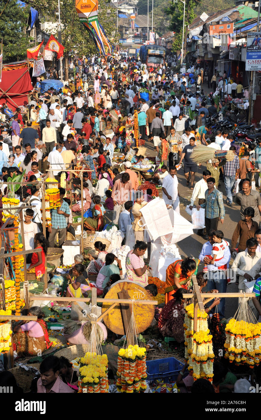 Dadar flower market mumbai hi-res stock photography and images - Alamy