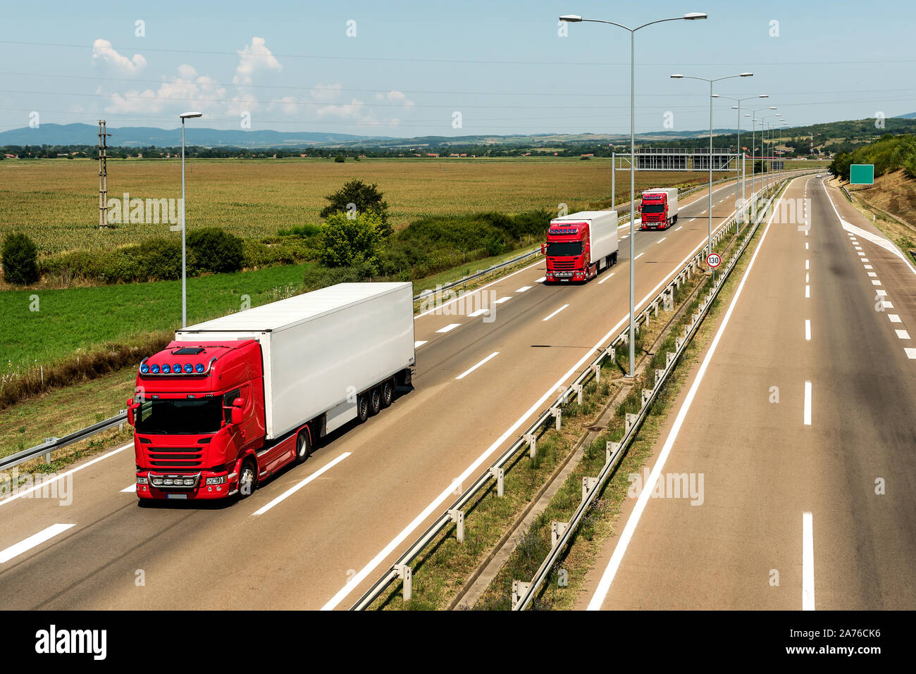 Red lorry hi-res stock photography and images - Alamy