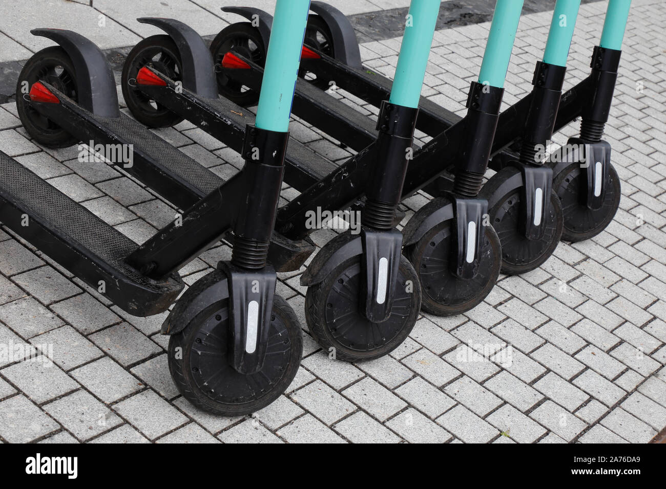 A line up of electric scooters arranged in a row Stock Photo - Alamy