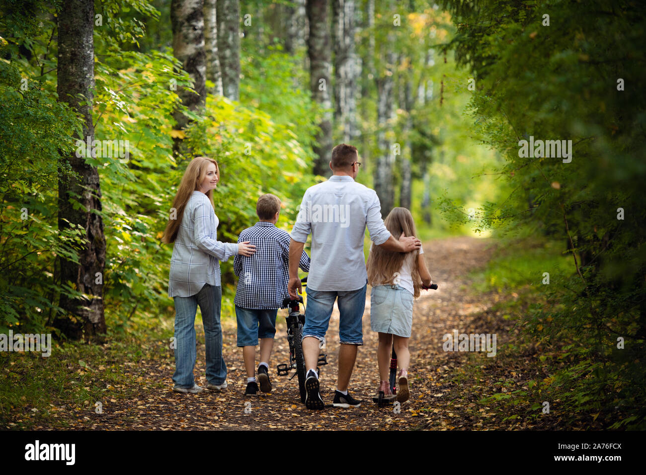 Child parents back view walking hi-res stock photography and images - Alamy