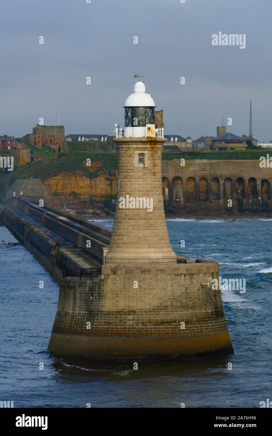 Tynemouth lighthouse hi-res stock photography and images - Alamy