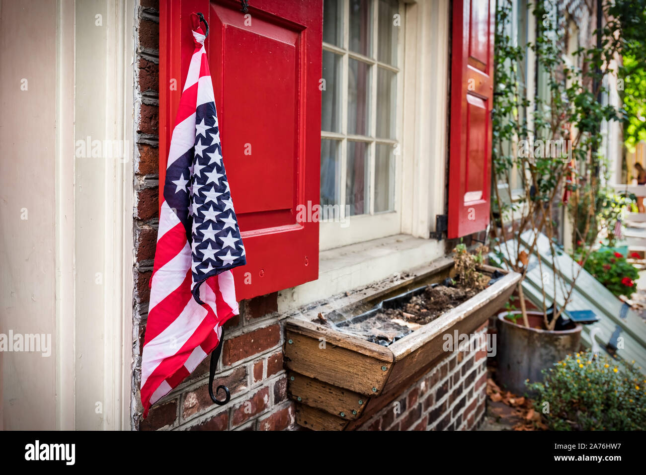 House red door american flag hi-res stock photography and images - Alamy