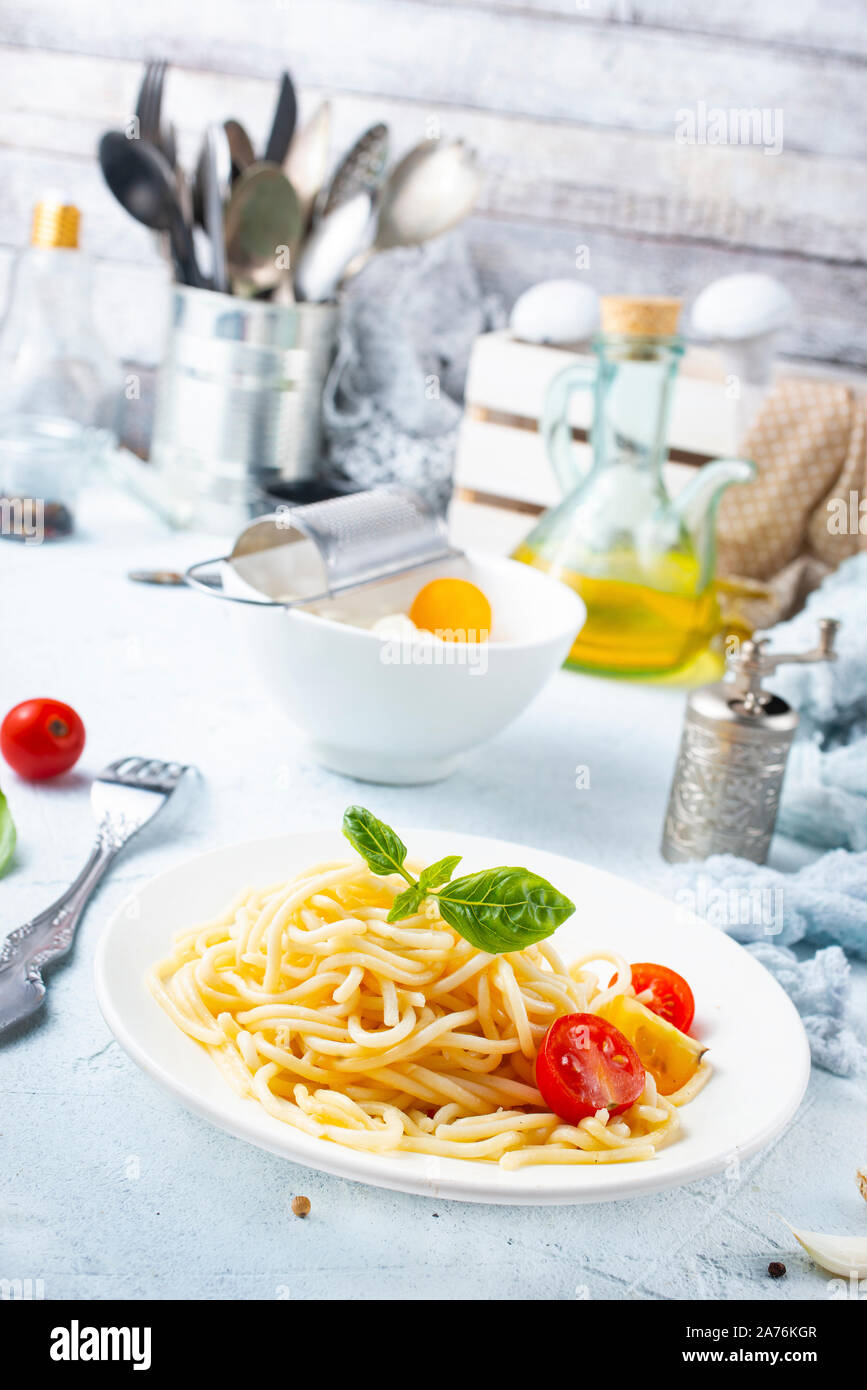 boiled pasta with fresh tomato and basil Stock Photo - Alamy