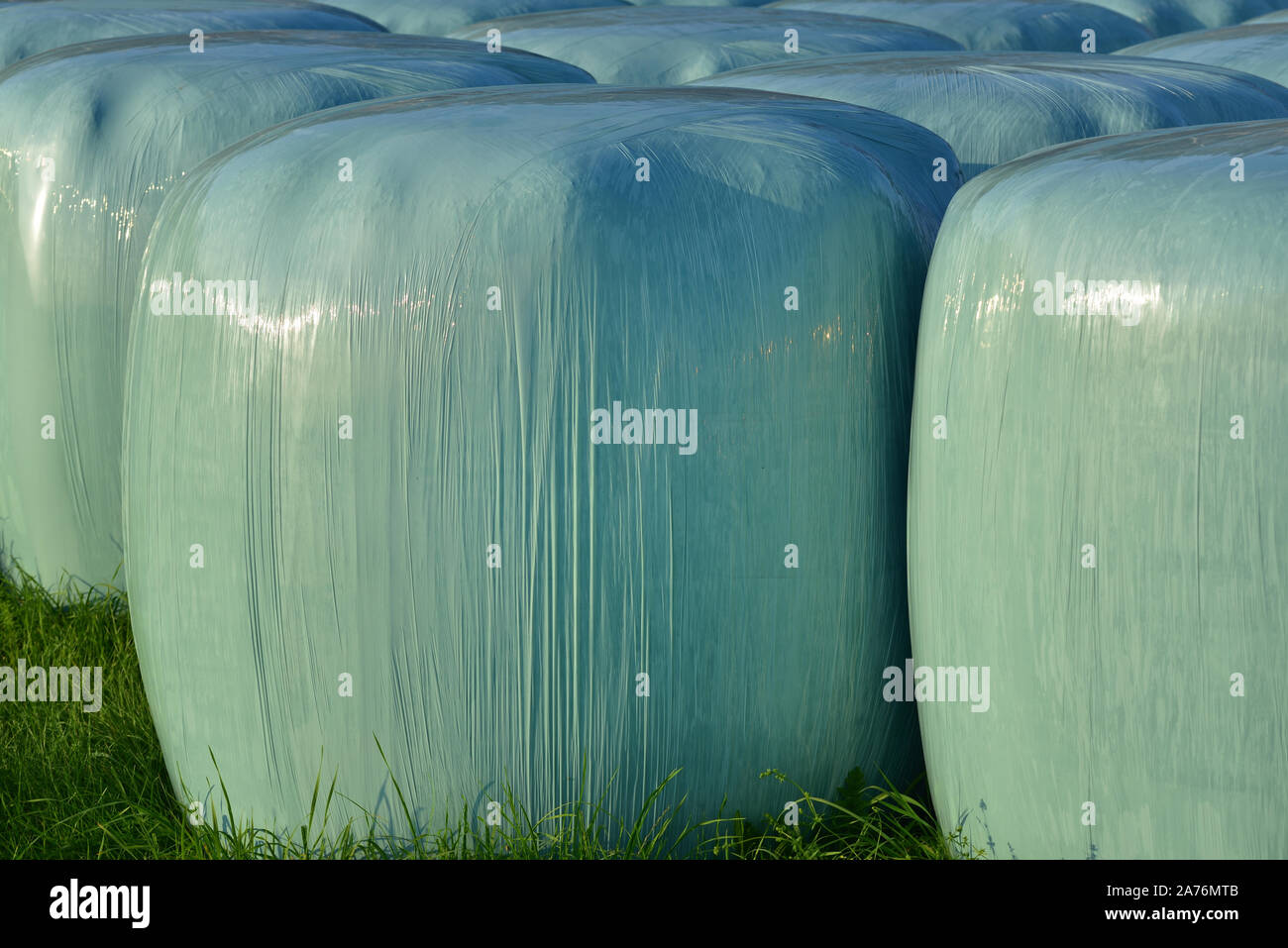 Hay bale ball hi-res stock photography and images - Alamy