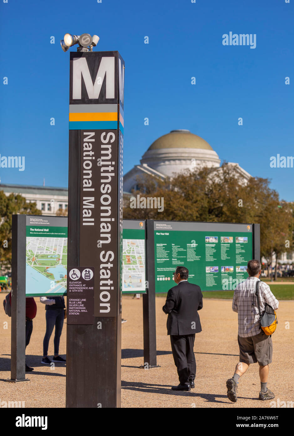 WASHINGTON, DC, USA - Metro stop, Smithsonian Station, National Mall ...