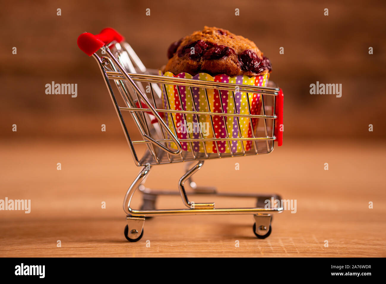 Shopping cart with mufffin hi-res stock photography and images - Alamy