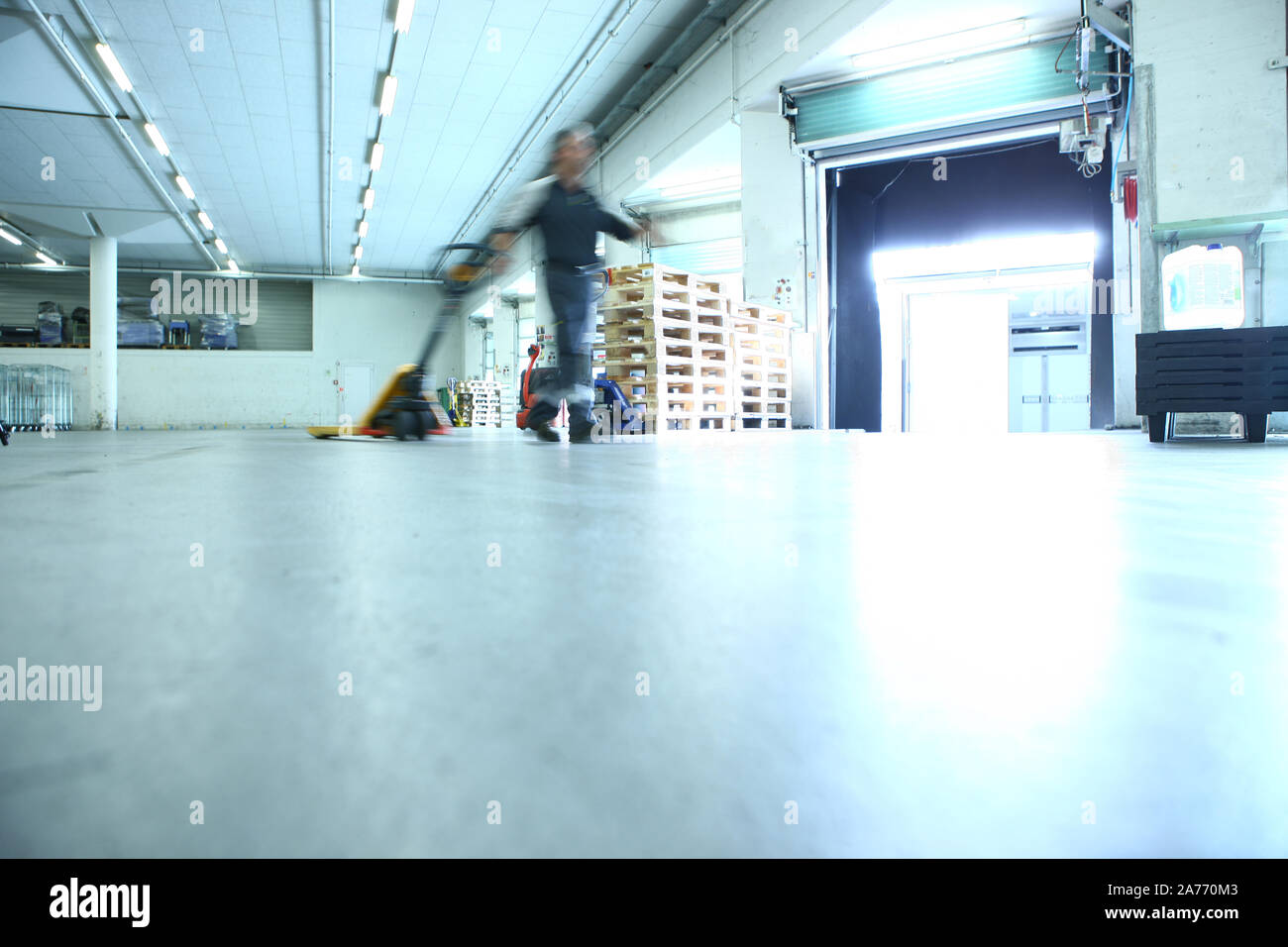 Workers in a warehouse hi-res stock photography and images - Alamy
