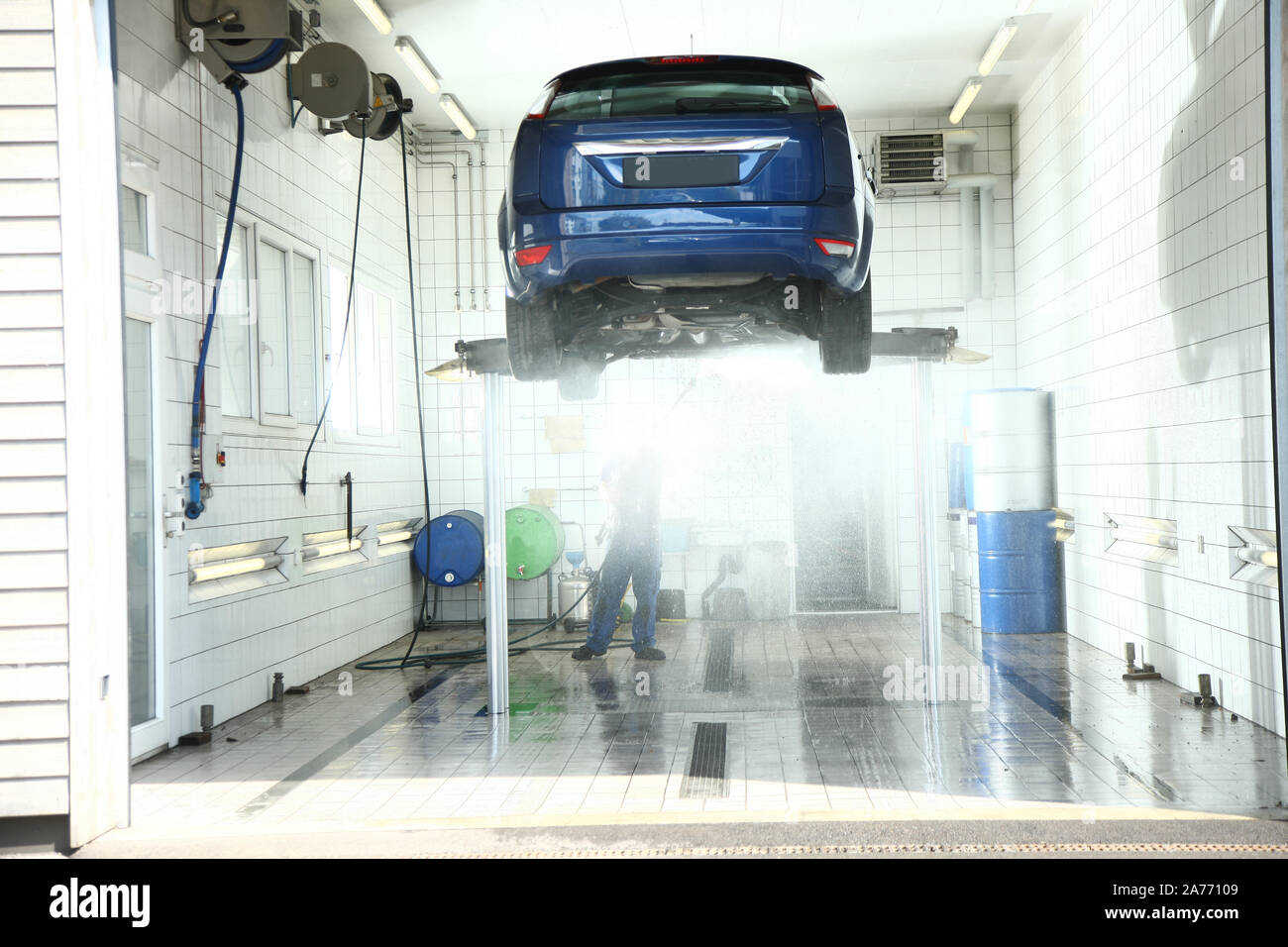 Car being washed hi-res stock photography and images - Alamy