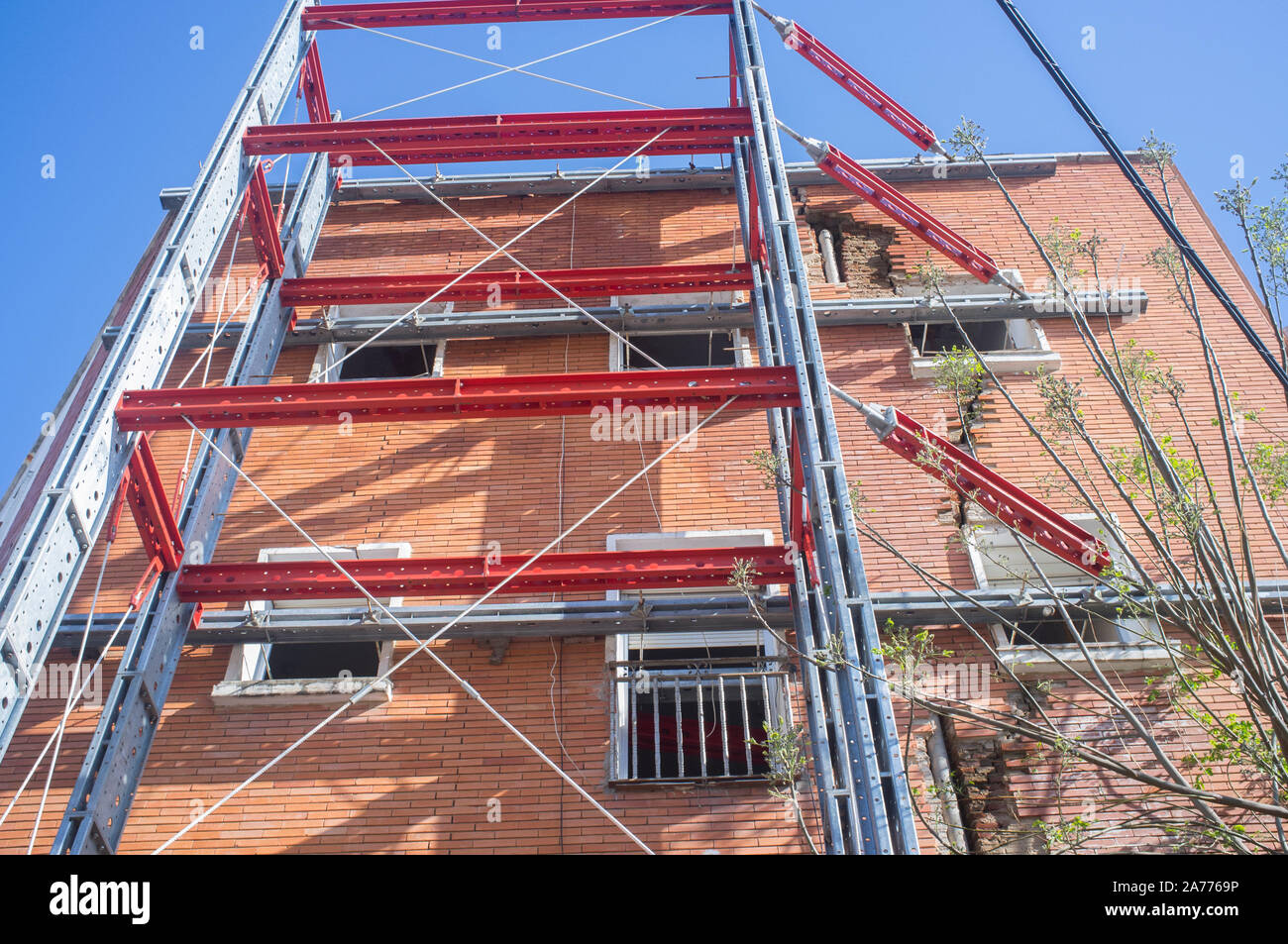 Building bracing hi-res stock photography and images - Alamy