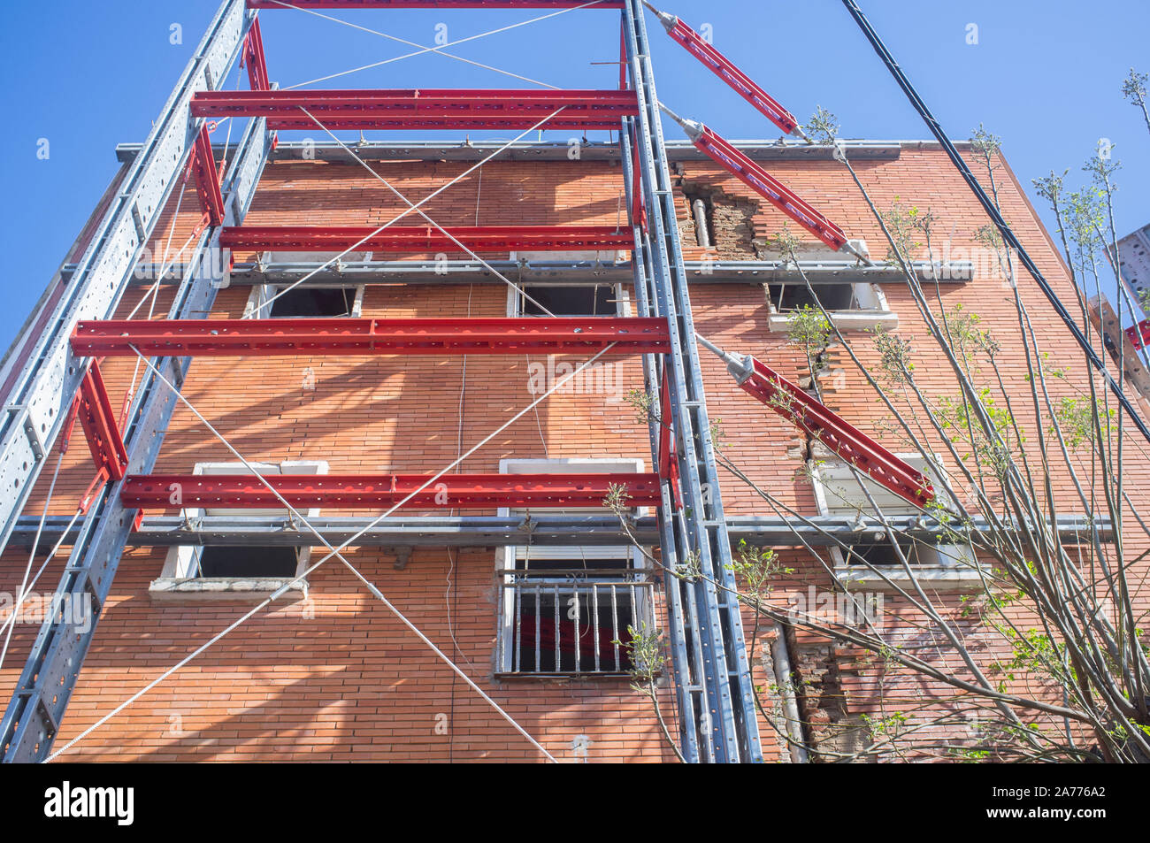 Building bracing hi-res stock photography and images - Alamy