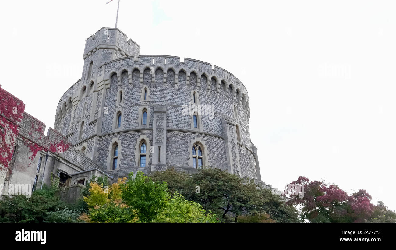 Windsor castle round tower and flag hi-res stock photography and images ...