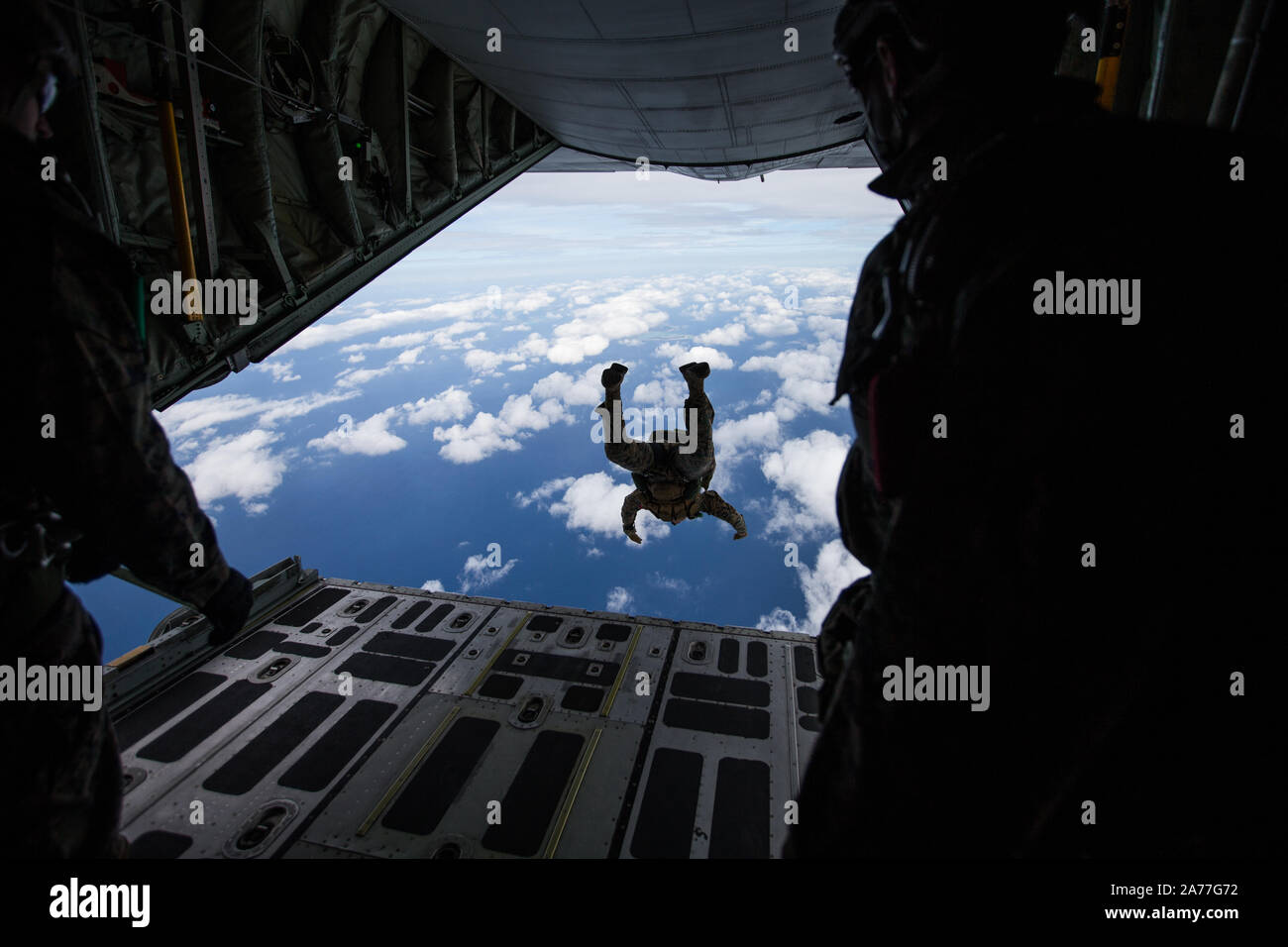 Jumping from helicopter hi-res stock photography and images - Alamy