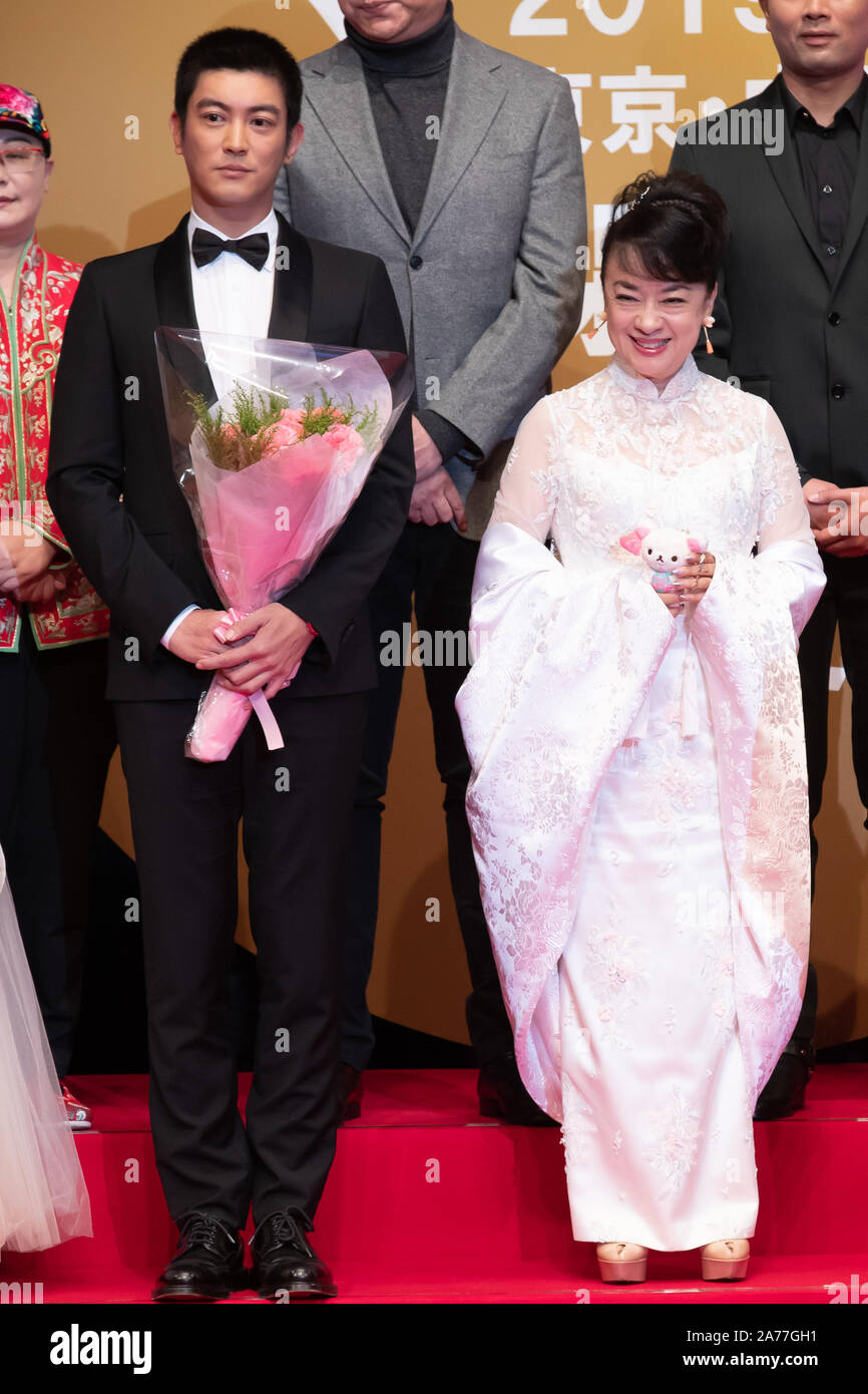 Tokyo, Japan. 29th Oct, 2019. China actor Du Jiang carry flowers after ...