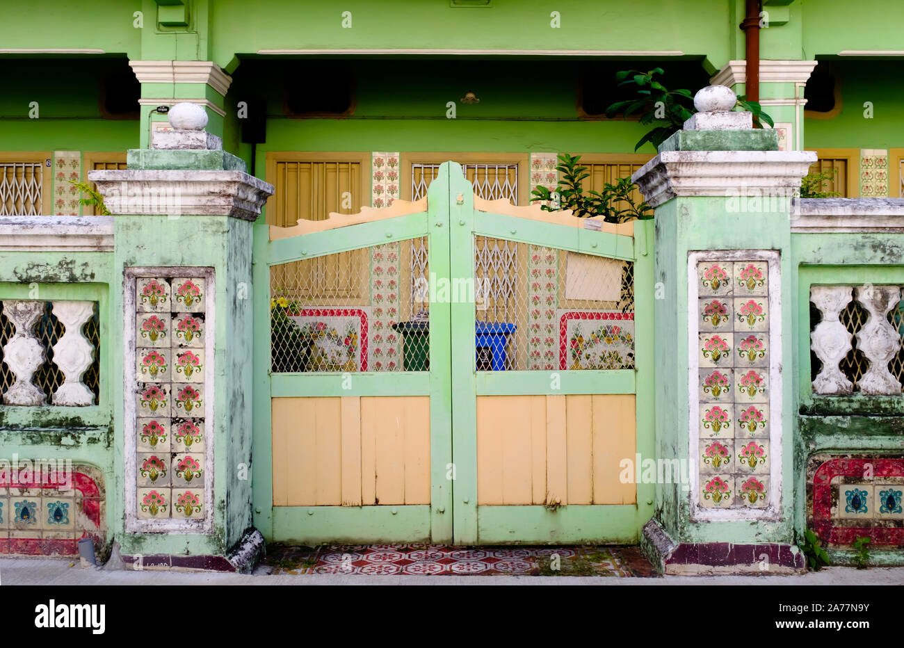 Singapore-24 MAR 2018:vintage style southeast asia building gate ...