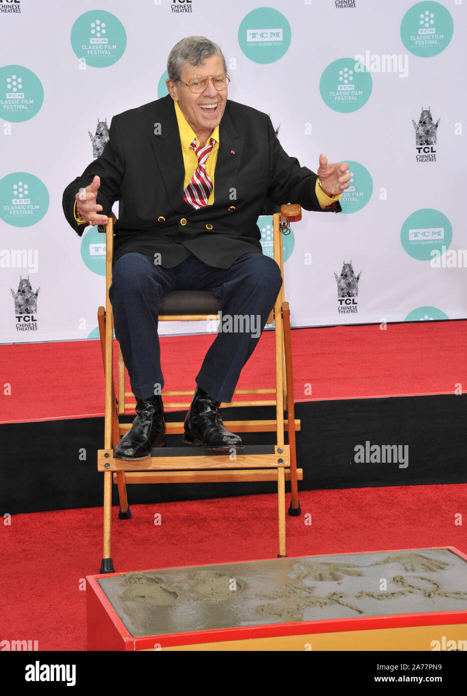 Jerry lewis actor full length hi-res stock photography and images - Alamy