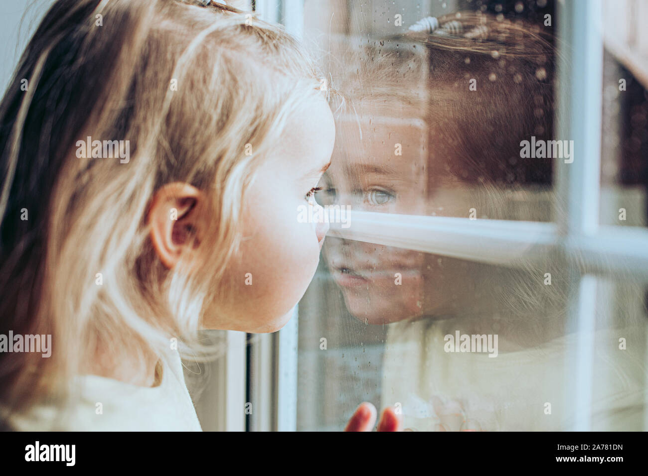 Child look through window house hi-res stock photography and images - Alamy