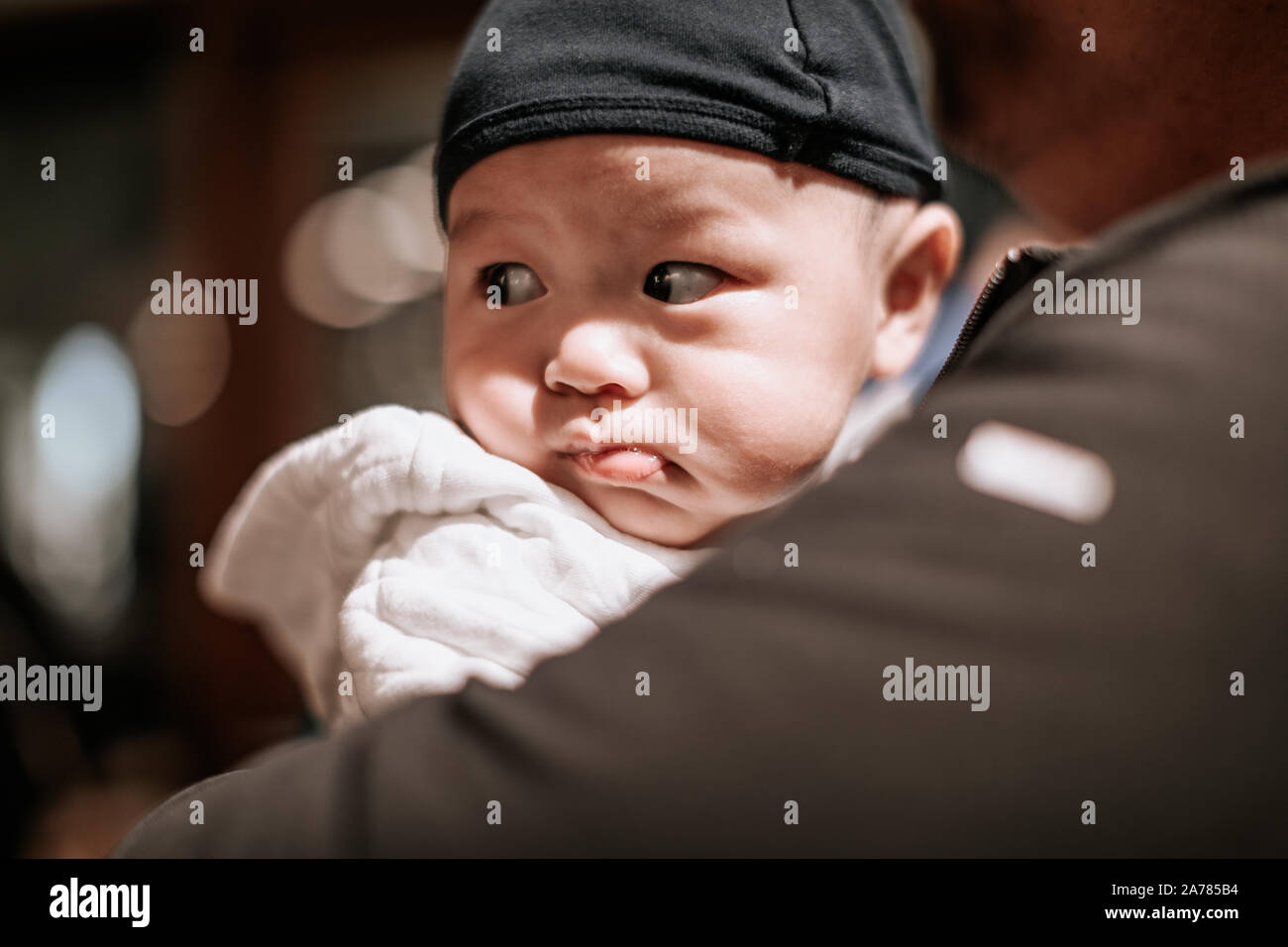 Father holding newborn asian baby hi-res stock photography and images ...