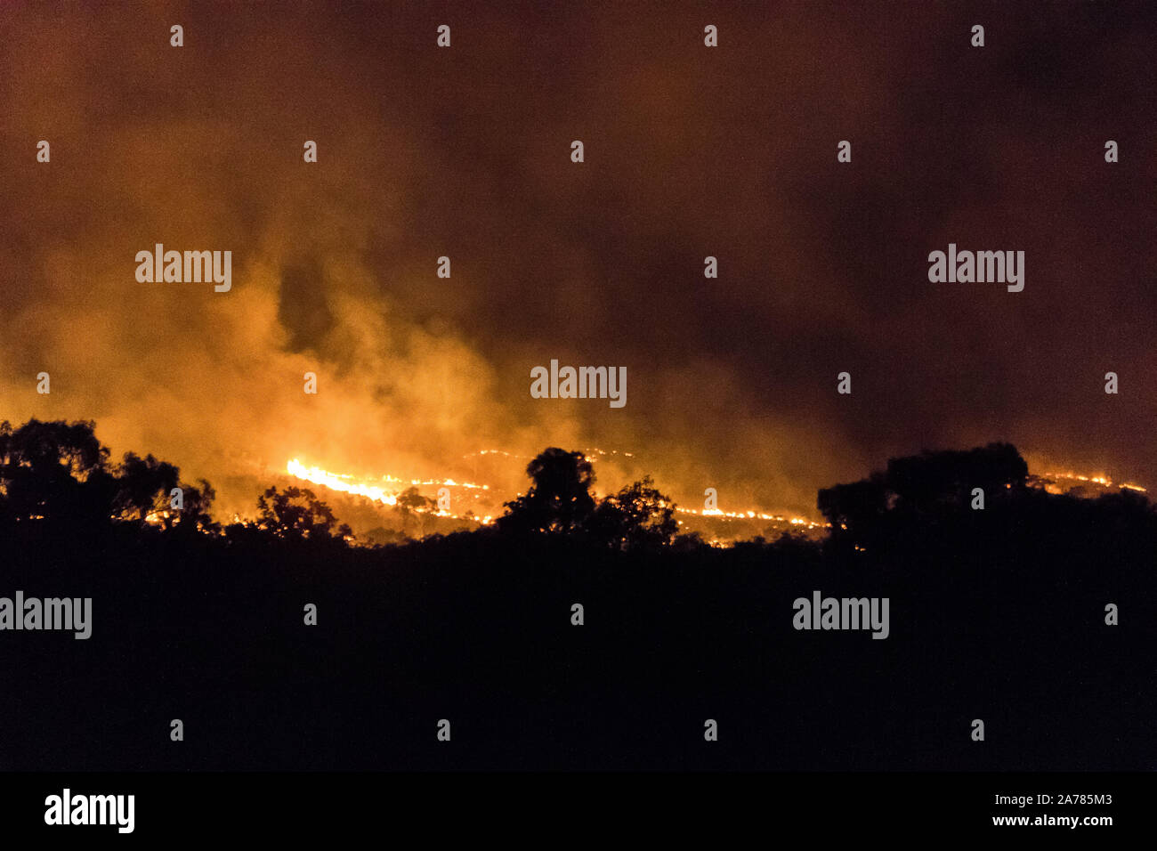 Australian bushfire smoke flames hi-res stock photography and images ...