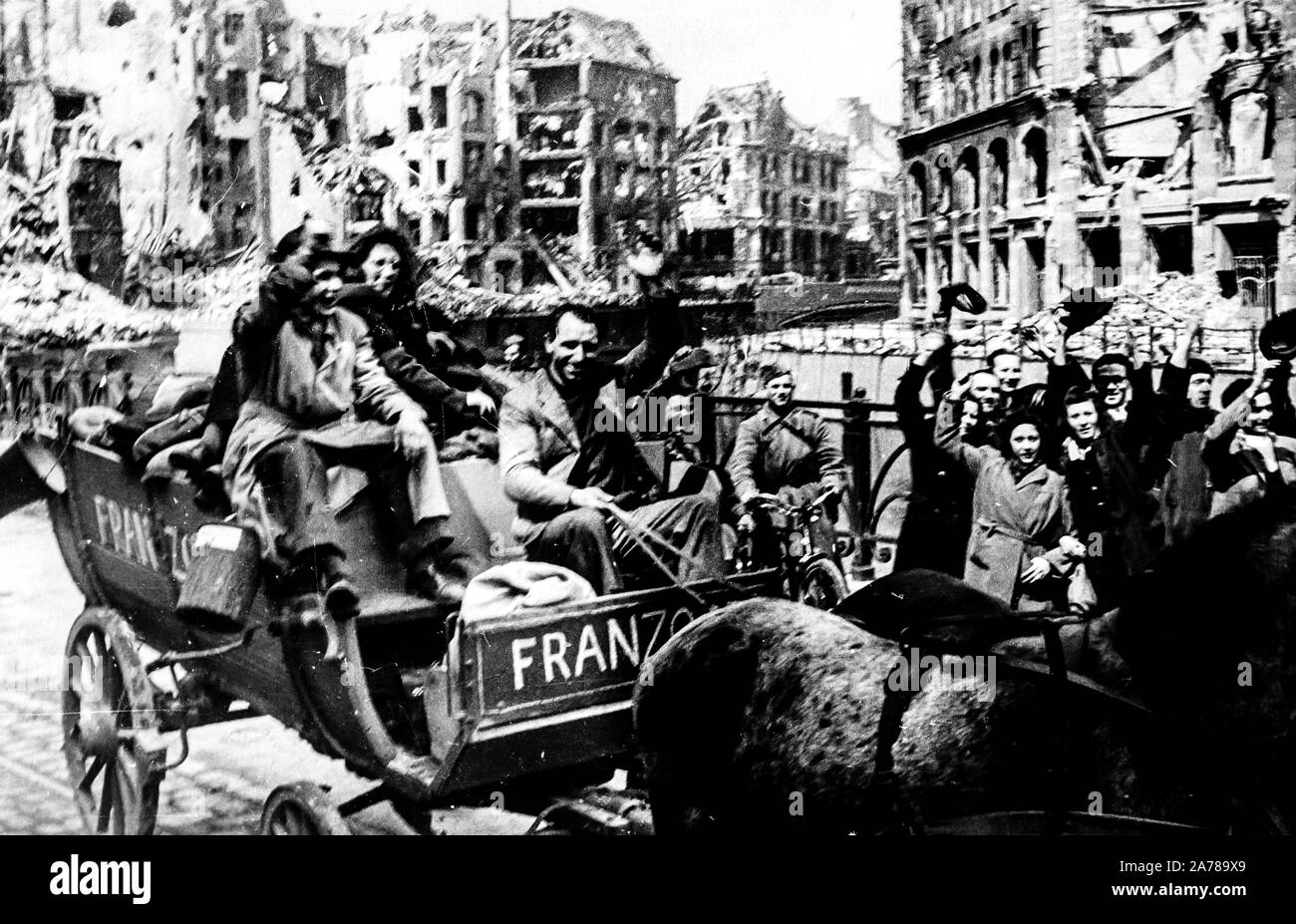 World war ii siege Black and White Stock Photos & Images - Alamy