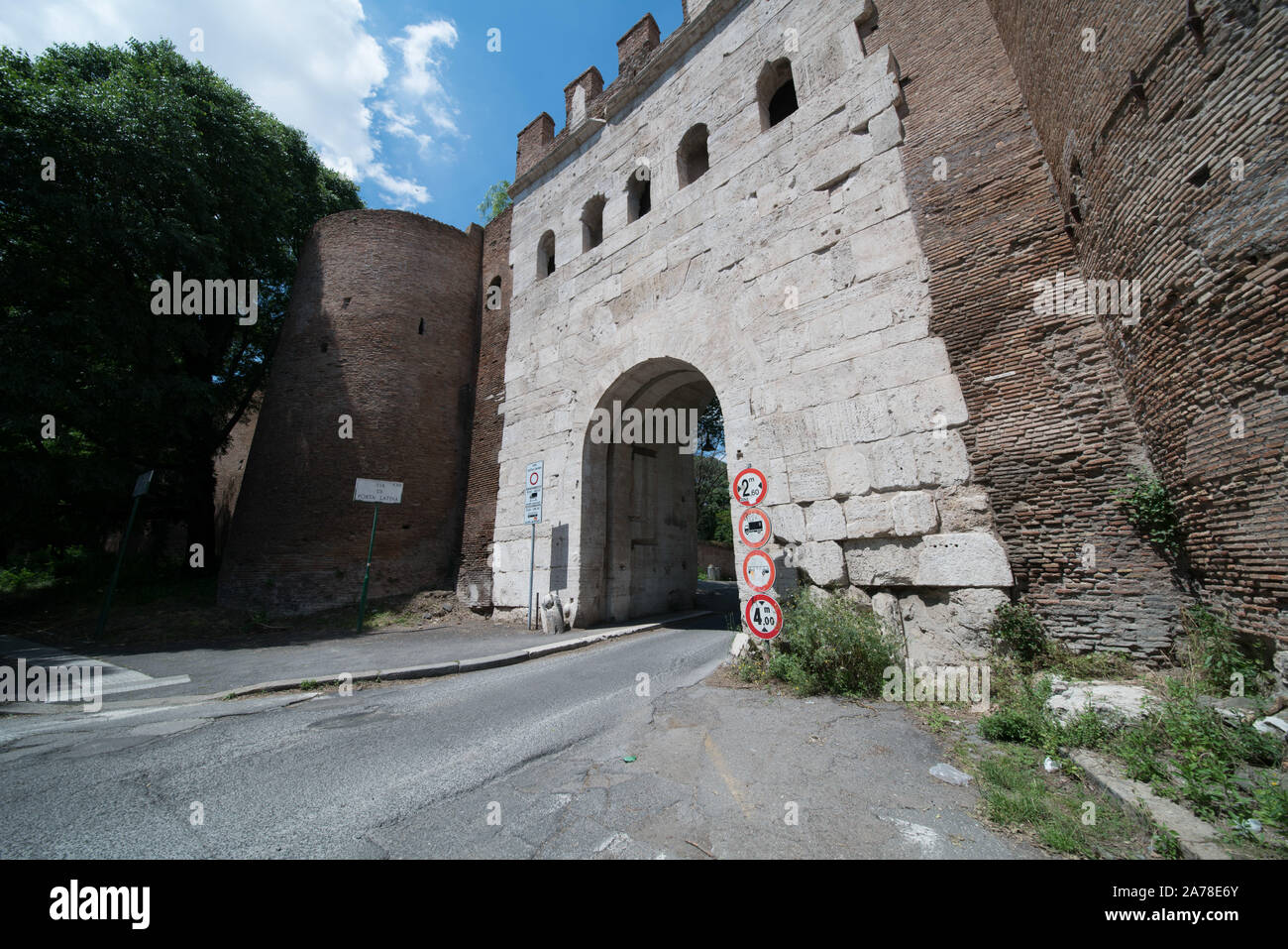 Ancient arch wall and gate with old Rome style in Rome Stock Photo - Alamy
