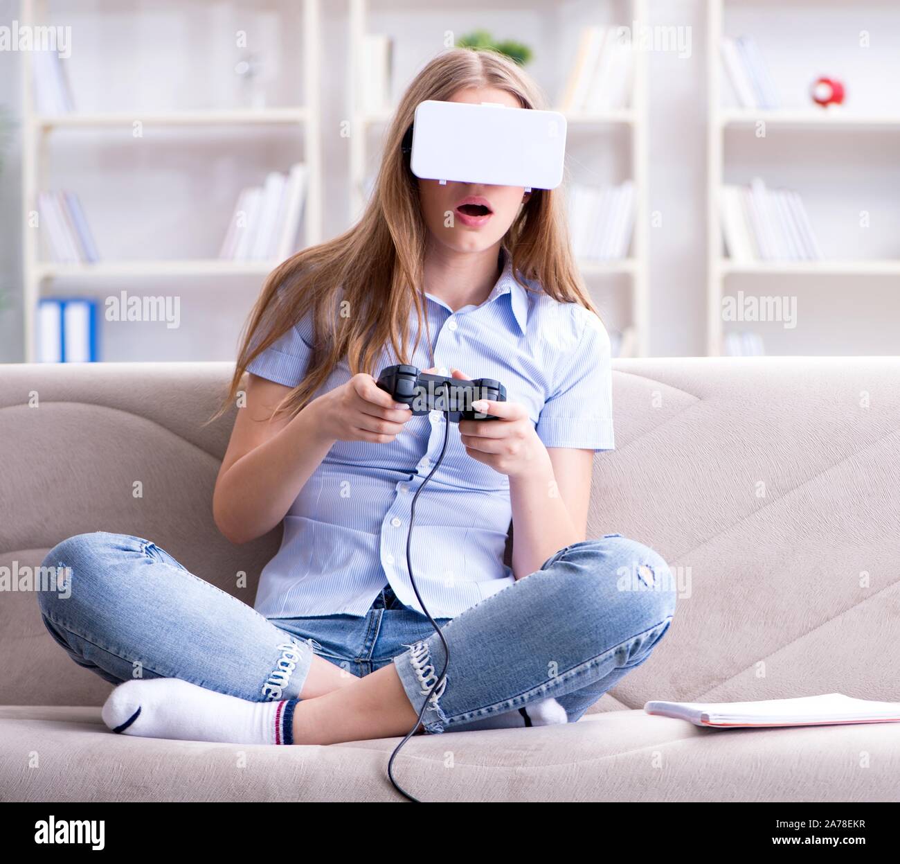 The young girl playing virtual reality games Stock Photo - Alamy