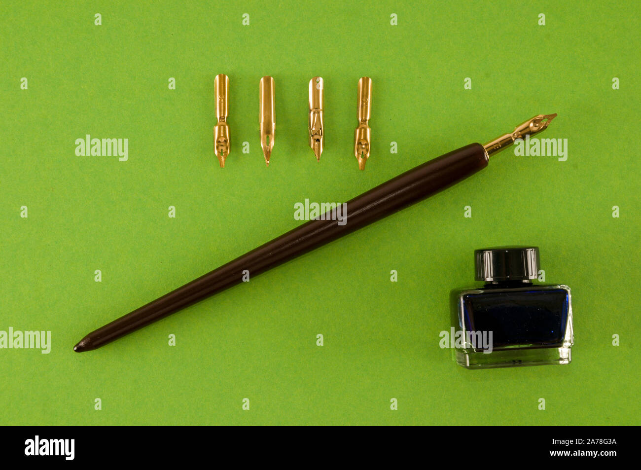 Photo picture of an antique ink fountain pen background Stock Photo - Alamy