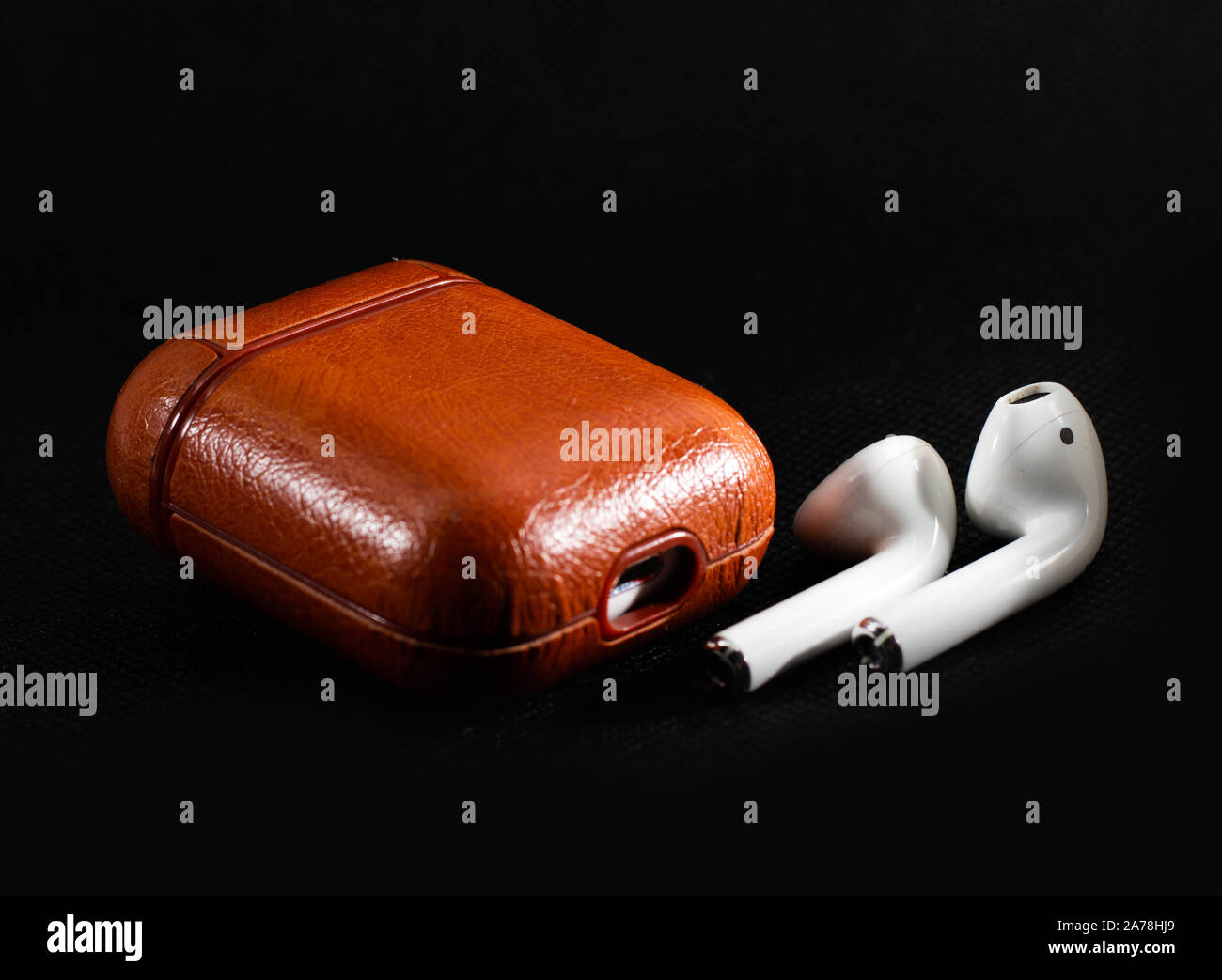 Apple earbuds hi-res stock photography and images - Alamy