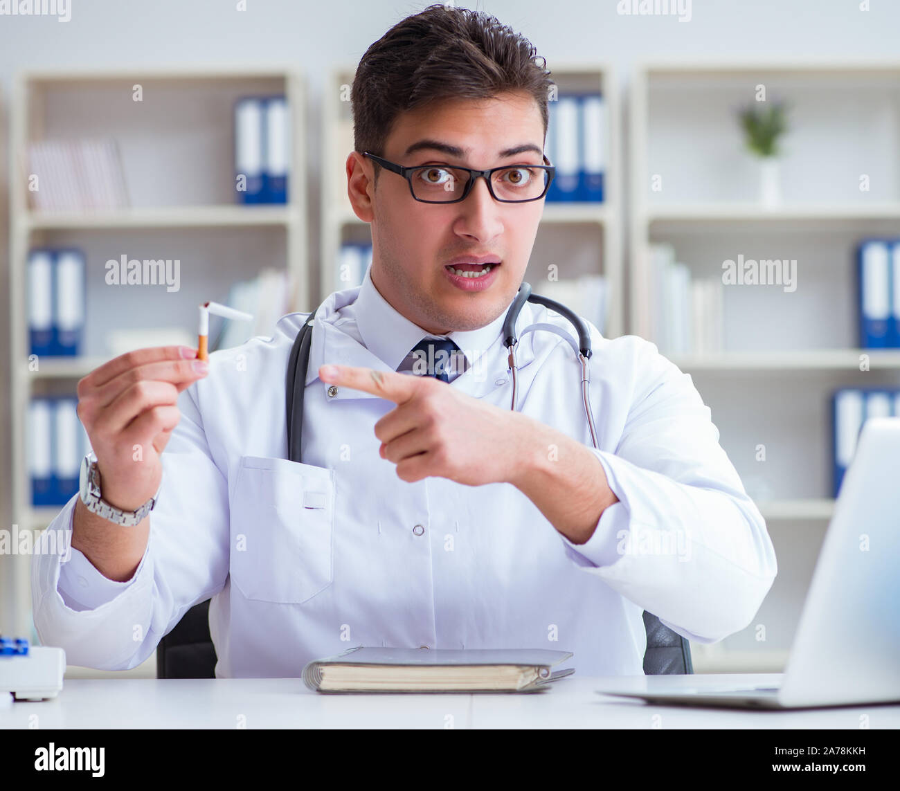 Doctor in anti smoking hi-res stock photography and images - Alamy