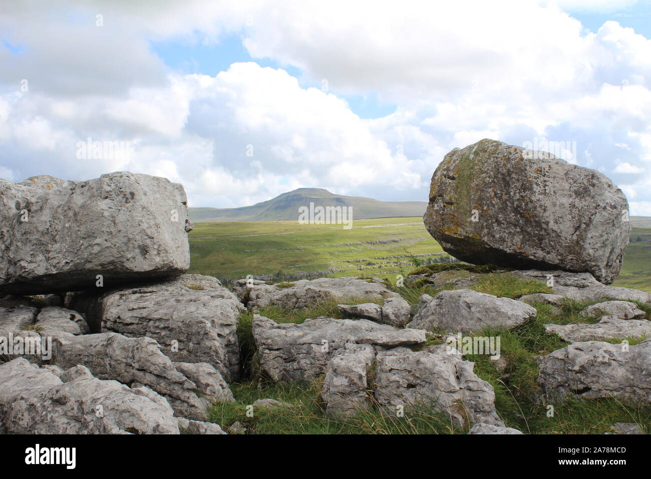 Yorkshire Dales Rock Formations Stock Photo - Alamy