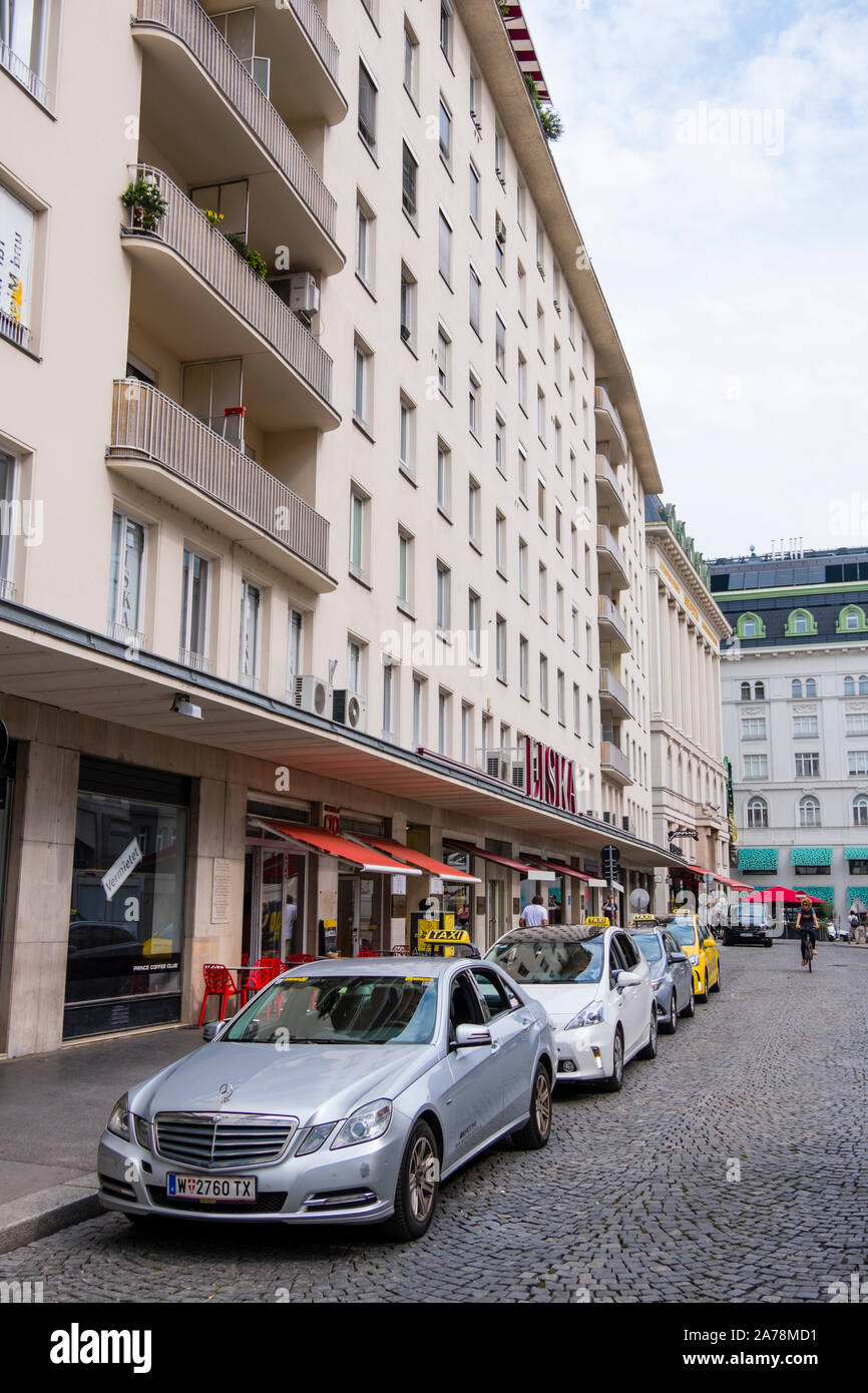 Wien taxi hi-res stock photography and images - Alamy