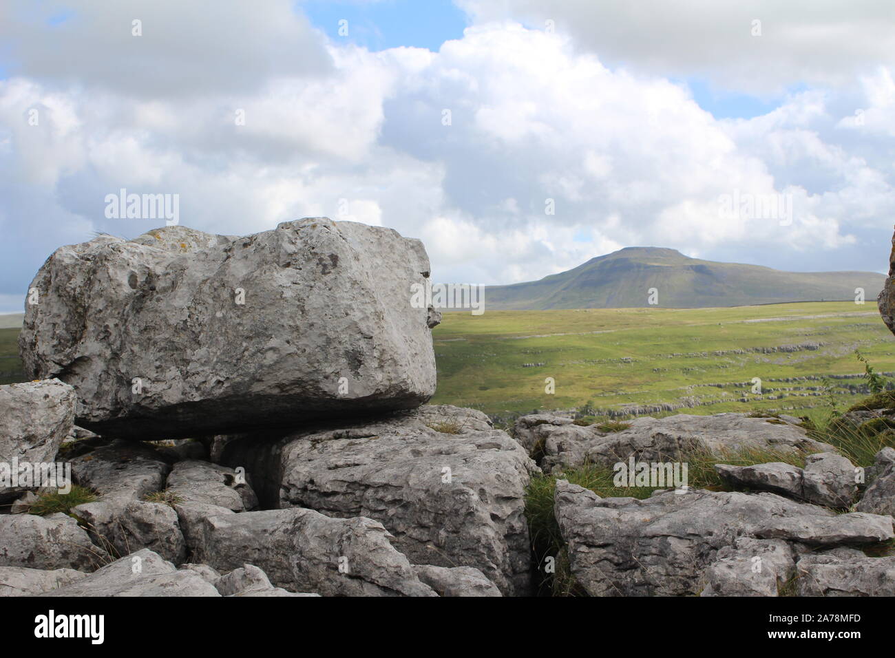 Yorkshire Dales Rock Formations Stock Photo - Alamy