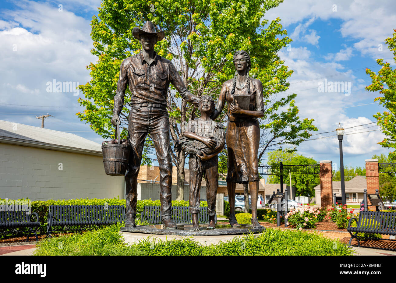 Broken family sculpture hi-res stock photography and images - Alamy