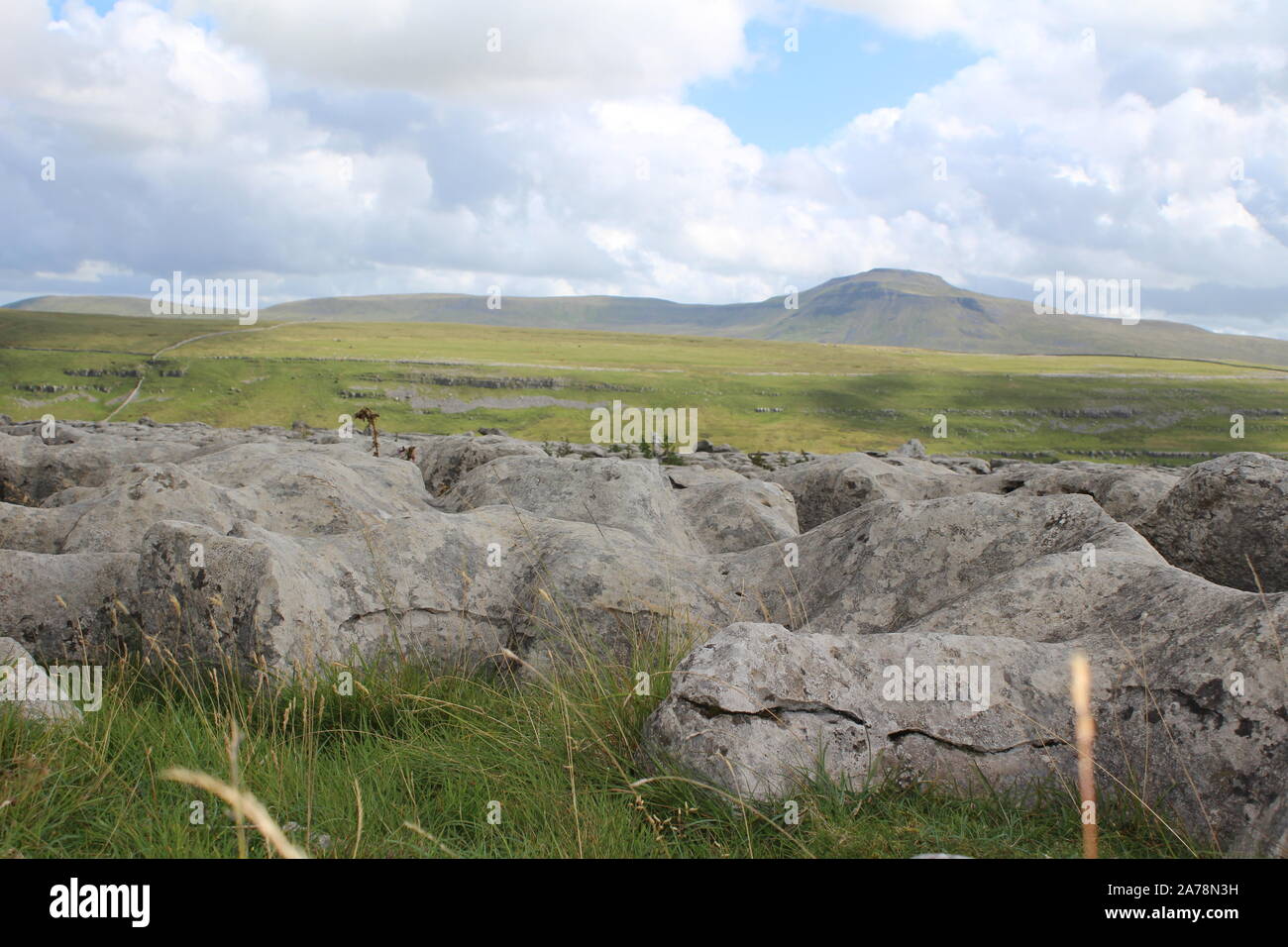Yorkshire Dales Rock Formations Stock Photo - Alamy