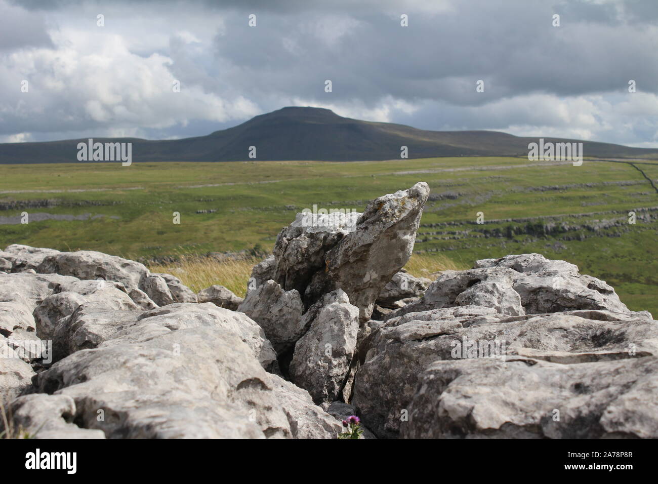 Yorkshire Dales Rock Formations Stock Photo - Alamy