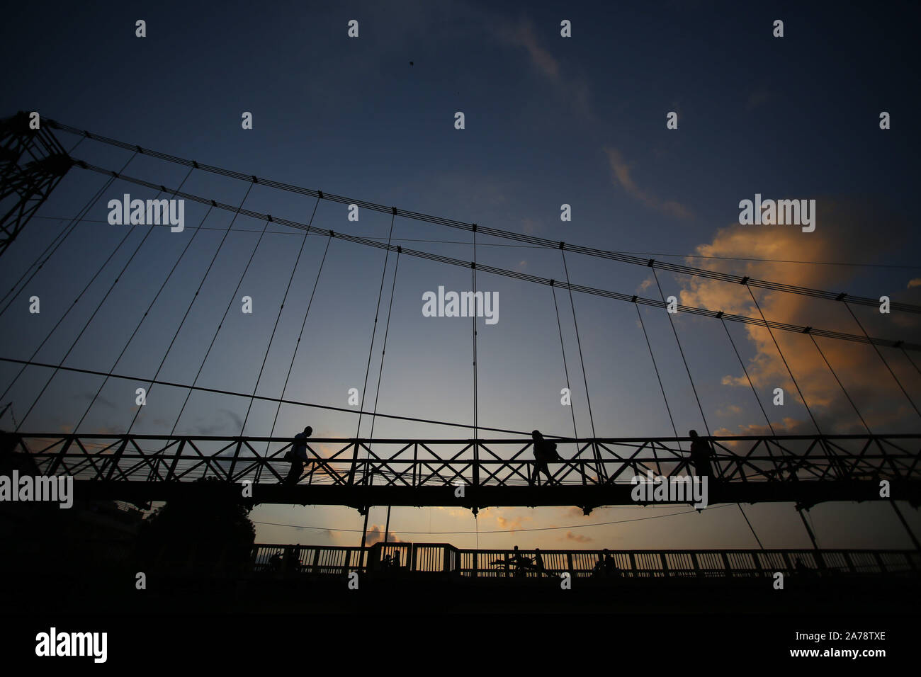 Wire bridge nepal hi-res stock photography and images - Alamy