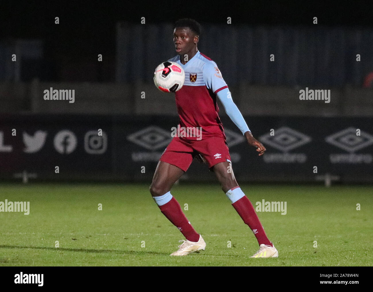 DAGENHAM, ENGLAND. OCTOBER 30: Emmanuel Longelo of West Ham United U23 ...
