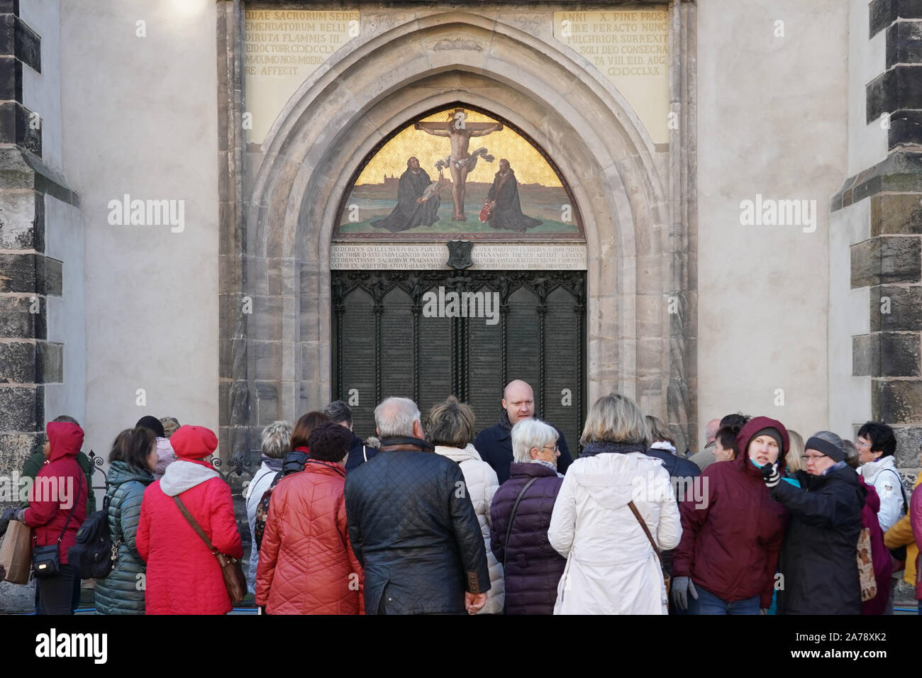 Lutherstadt Wittenberg, Germany. 31st Oct, 2019. Tourists stand in ...