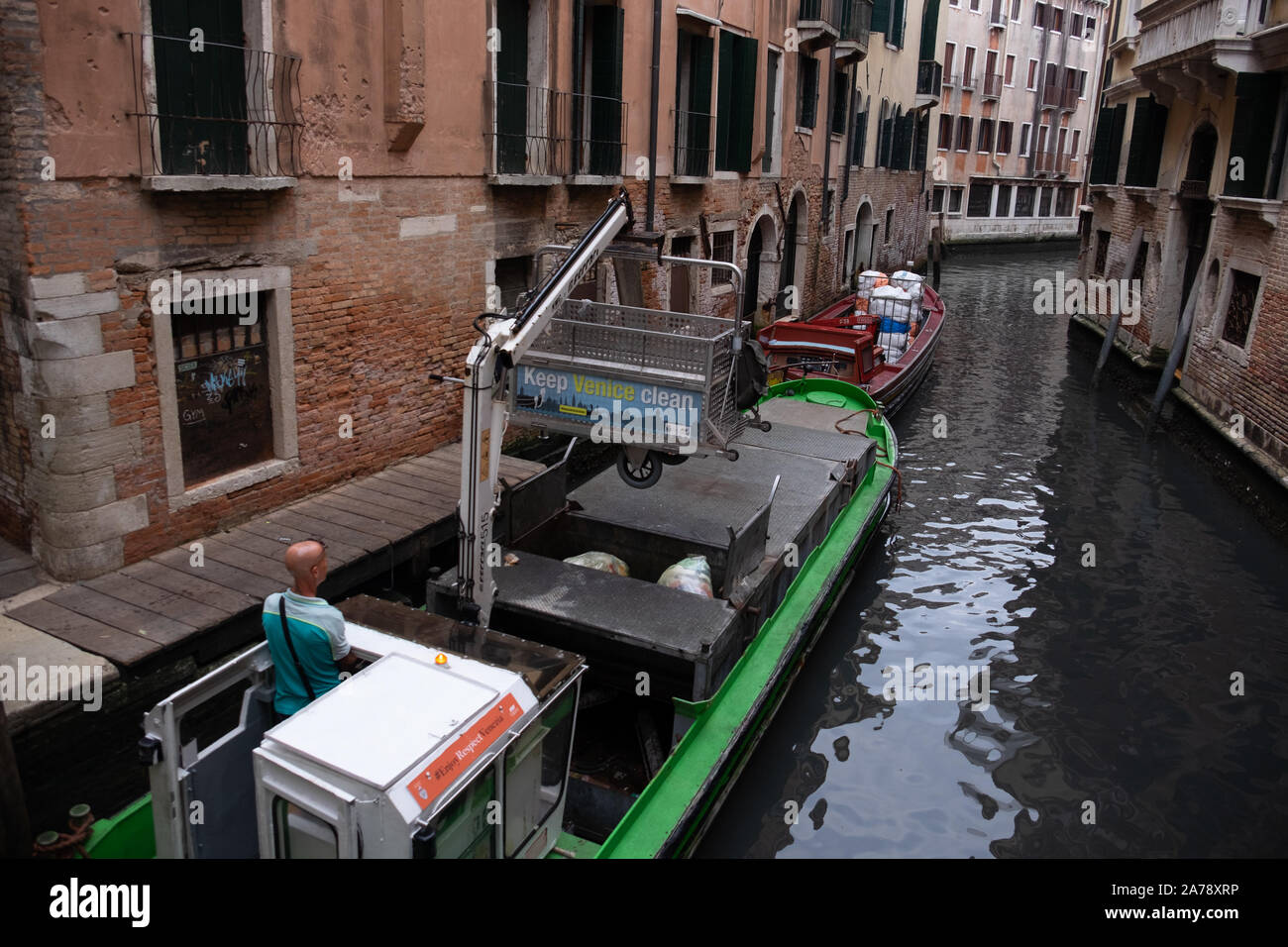 Dustbin barge hi-res stock photography and images - Alamy