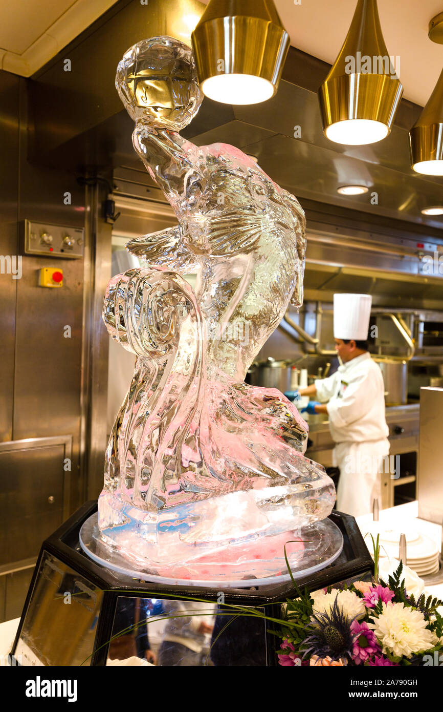 ice carving display. Cunard liner Queen Mary 2 (QM2 Stock Photo - Alamy